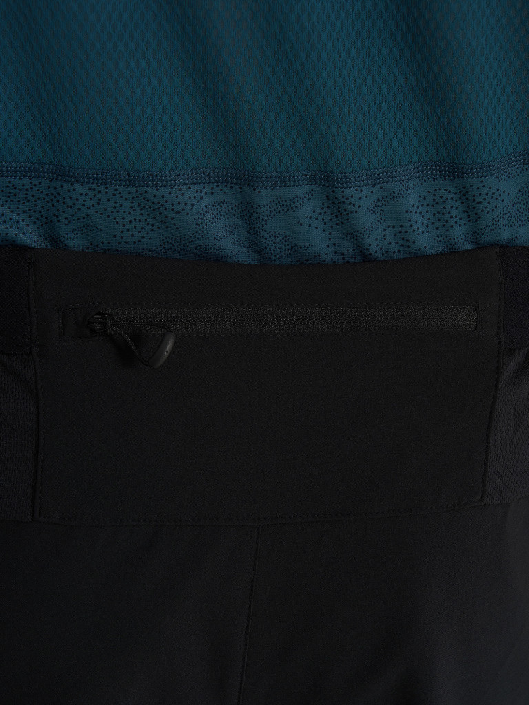 Шорты компрессионные мужские ASICS Road арт. 2011C388 черный цвет ...